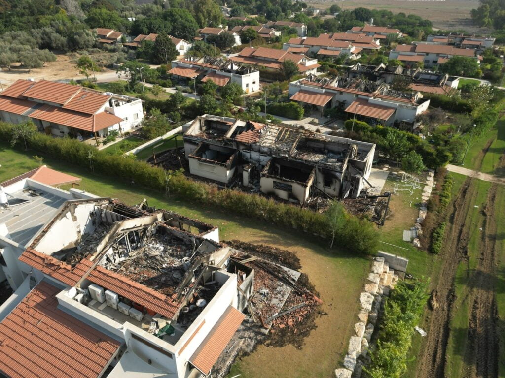 A Be'eri arrivano i bulldozer per la ricostruzione